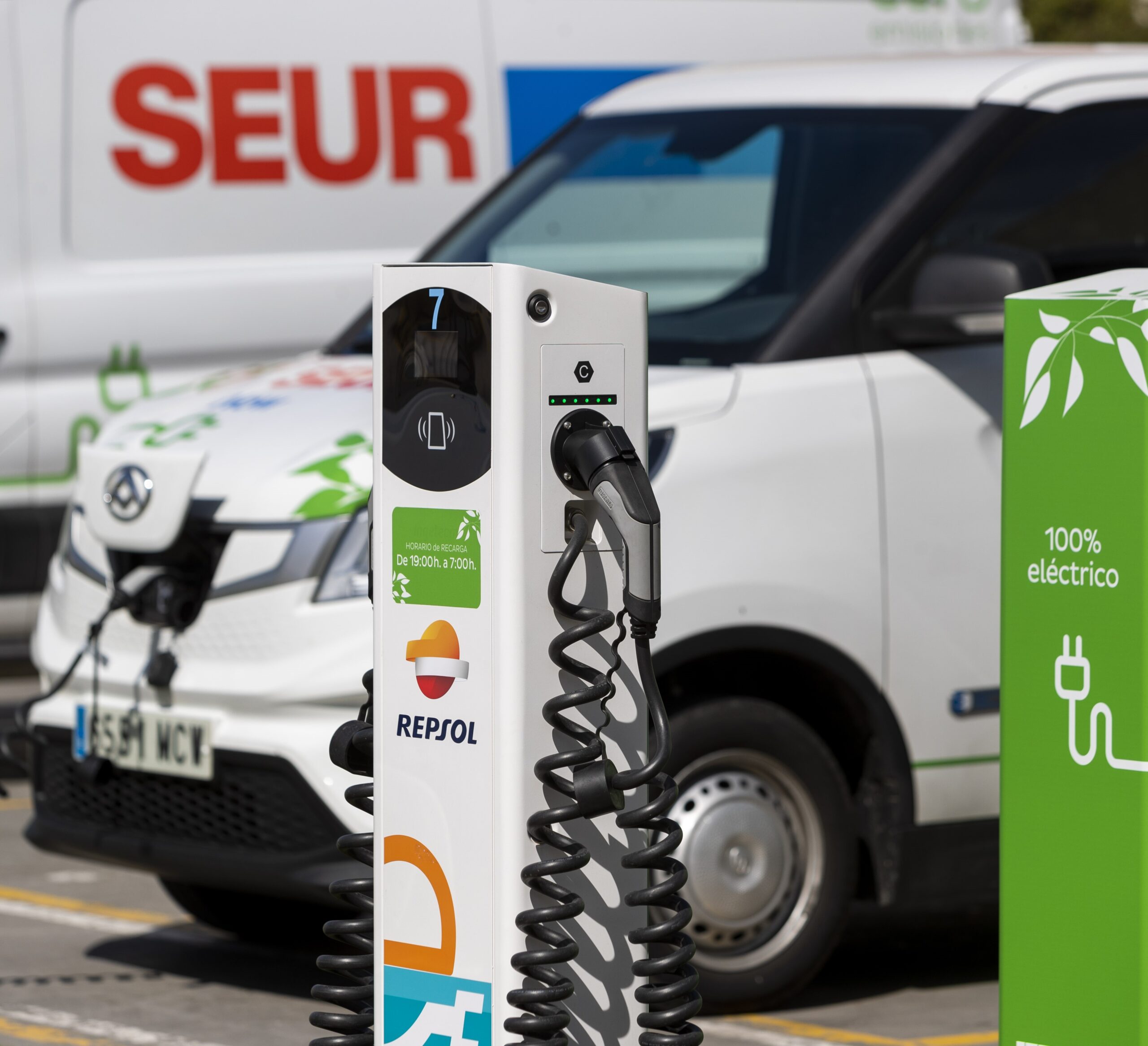 Repsol and SEUR sign a strategic agreement to advance electric mobility ...